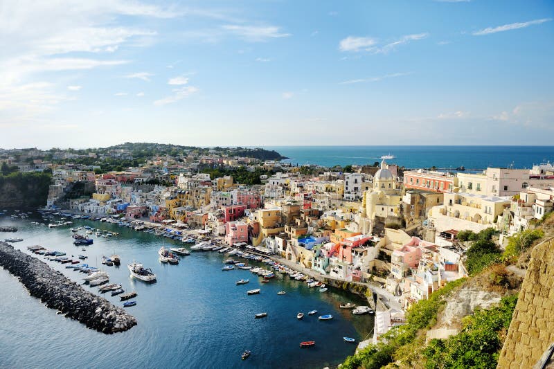 Belle Vue Panoramique De Procida Image stock - Image du vieux, rose ...