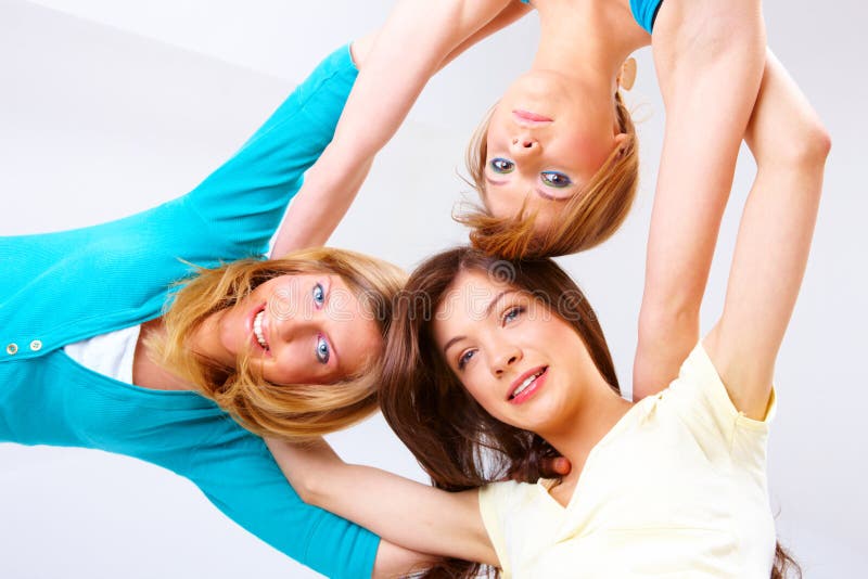 De belles filles heureuses photo stock. Image of caucasien - 13753536