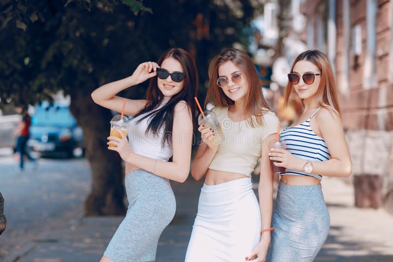 Belles filles sur la rue photo stock. Image du fille - 136523236