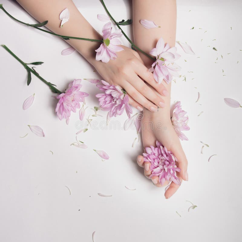 Concept D'art De Clou Belles Mains Femelles Avec La Manucure Tenant La ...