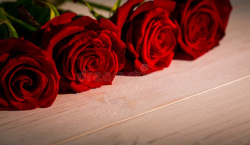 Belles Roses Rouges Sur Une Table Illustration Stock - Illustration du ...