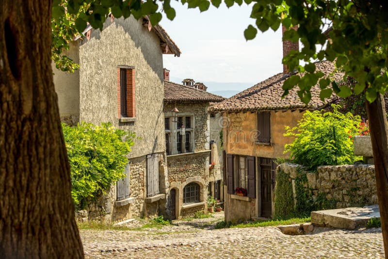Belles Vieilles Maisons En Pierre Dans Perouges, France Photo stock ...