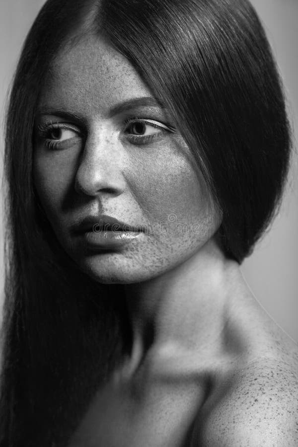Belleza Blanco Y Negro Con Las Pecas Foto de archivo - Imagen de ...