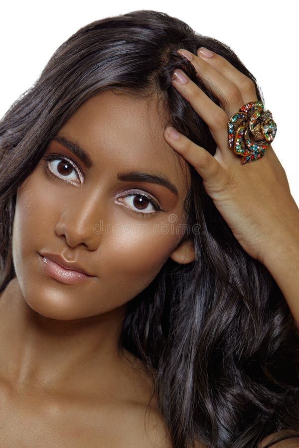 Belleza Bronceada Con Un Anillo Imagen de archivo - Imagen de fresco ...