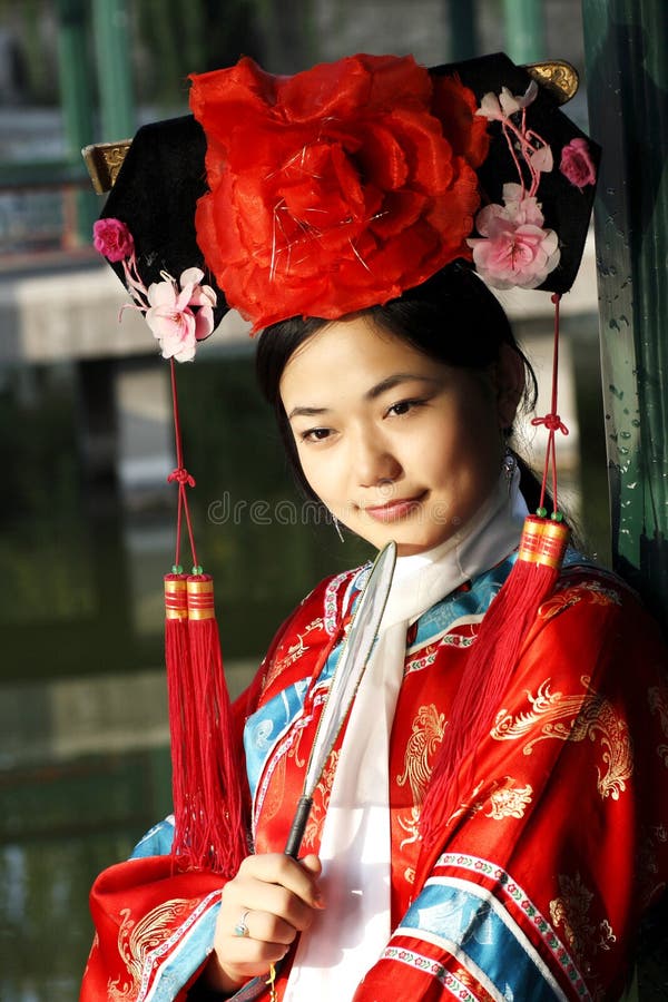 Mujer China En Ropa China Antigua Durante El Festival De La Flor De La ...