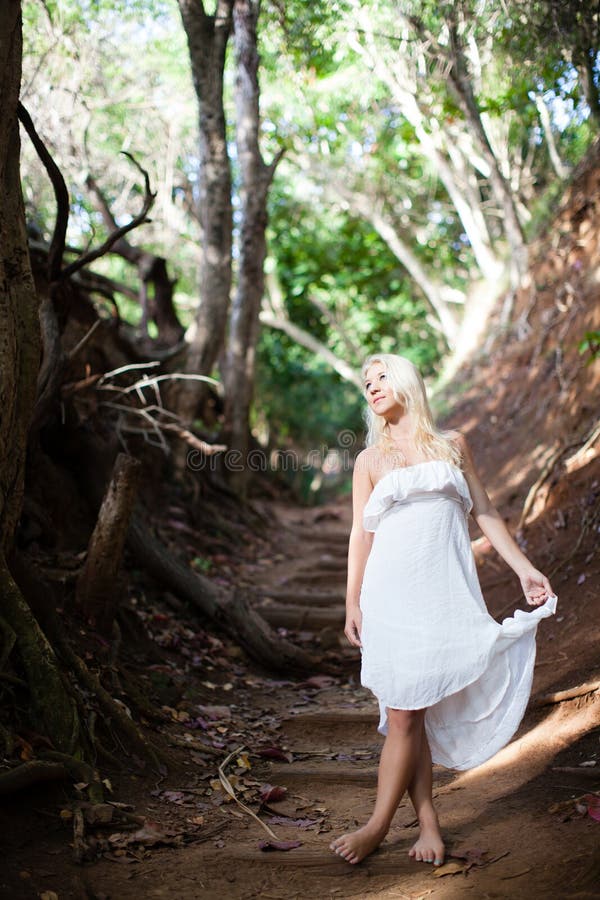 Belleza descalza foto de archivo. Imagen de aptitud, adulto - 26485878