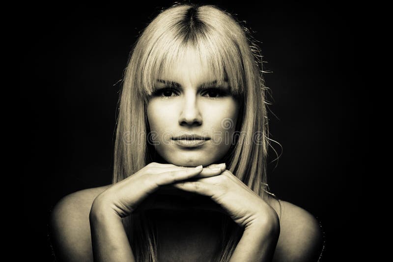 Belleza en obscuridad imagen de archivo. Imagen de sepia - 14435213