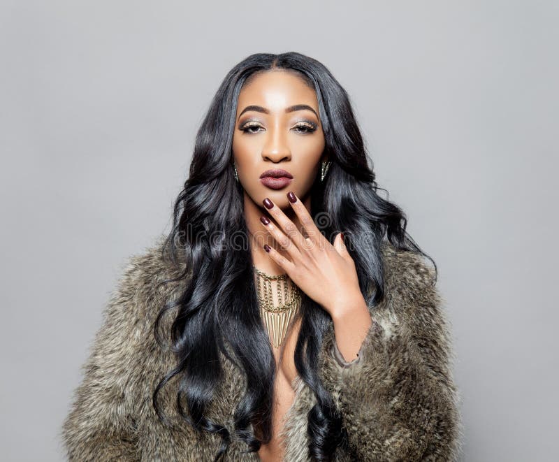 Belleza Negra Con El Pelo Rizado Elegante Imagen de archivo - Imagen de ...