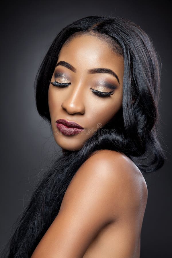 Belleza Negra Con El Pelo Rizado Elegante Imagen de archivo - Imagen de ...