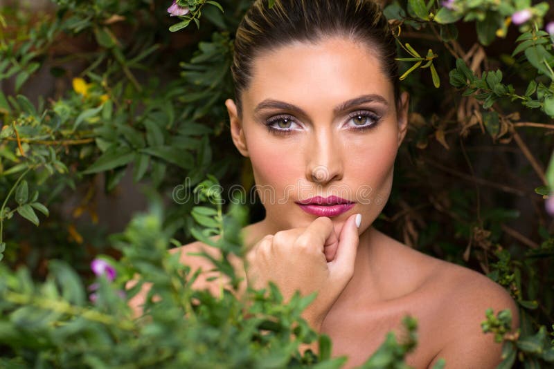 Bellezza Femminile Dietro Il Cespuglio Fotografia Stock - Immagine di ...