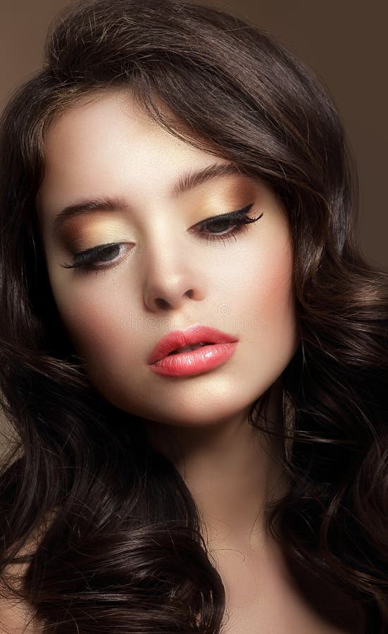 Bellezza Pura Ritratto Di Giovane Castana Con Trucco Lucido Immagine Stock Immagine Di Riccio
