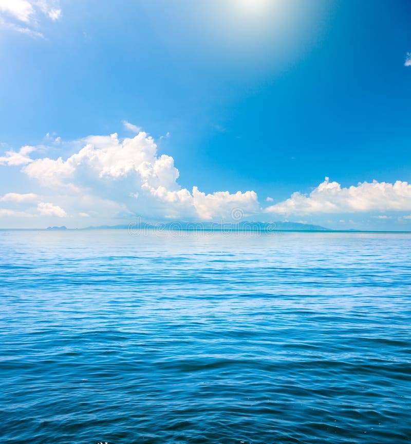 Bellissimo Mare E Cielo Nuvoloso Fotografia Stock - Immagine di ...