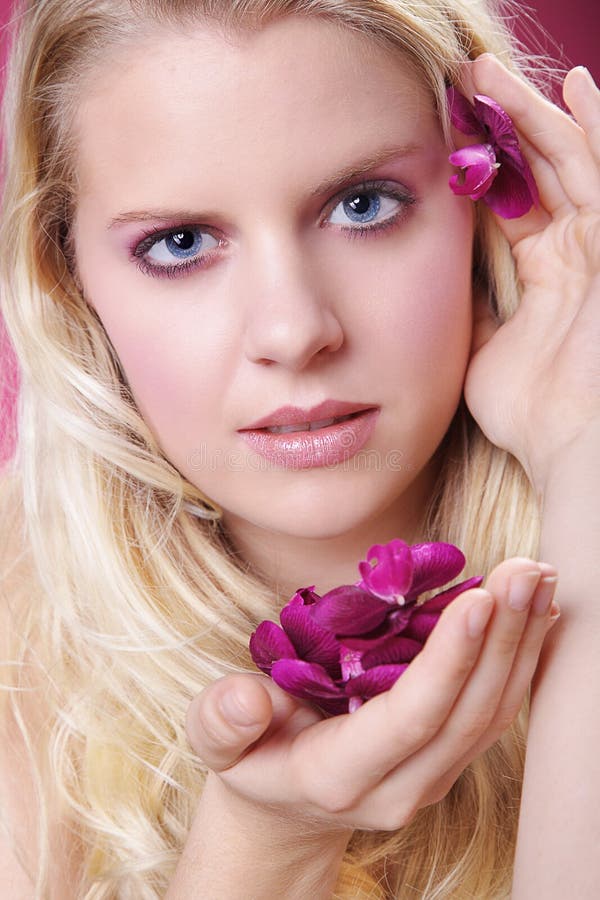 Bello Benessere Biondo Della Donna Decorato Con L'orchidea Fotografia ...