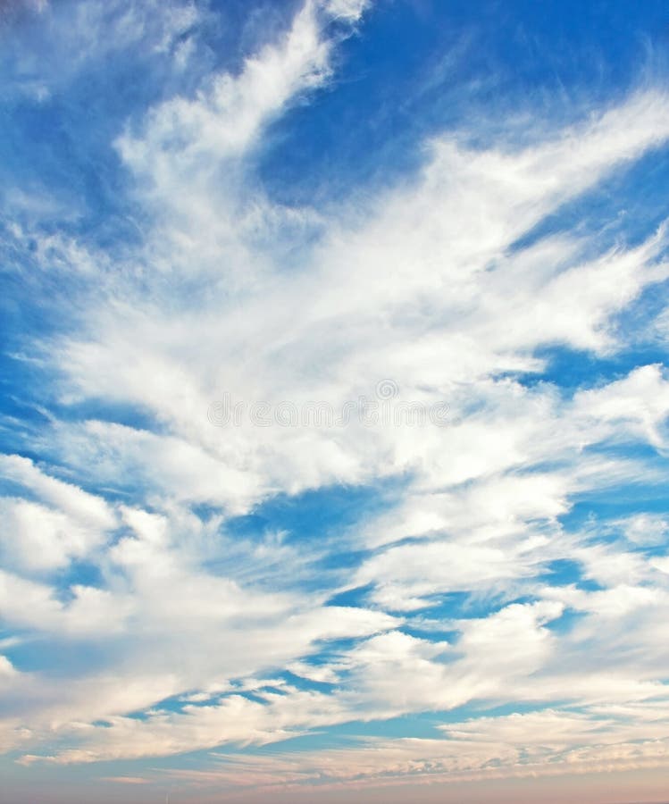 Bello Cielo Blu Con Le Nubi Immagine Stock - Immagine di contesto, aria ...
