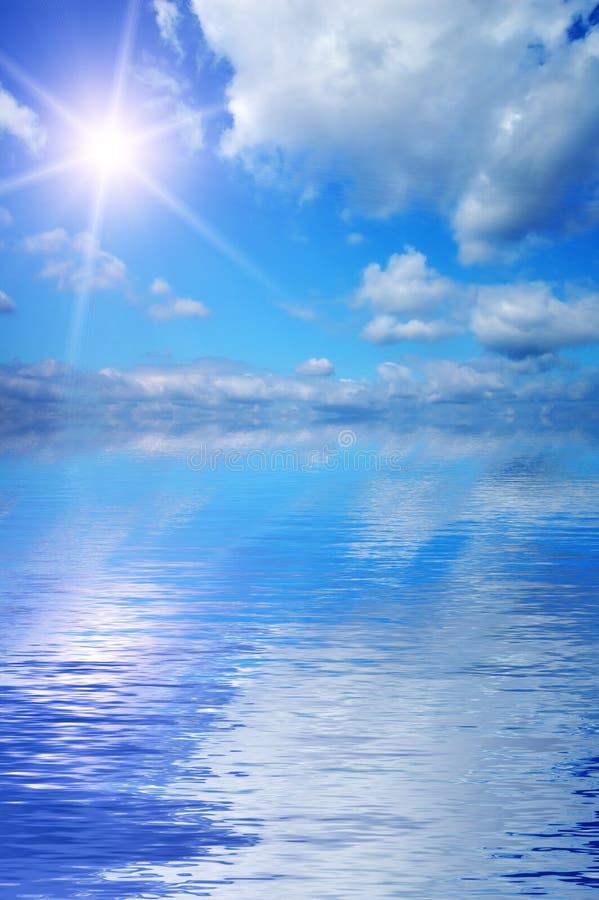 Bello Cielo Riflesso Nel Mare. Immagine Stock - Immagine di antecedenti ...