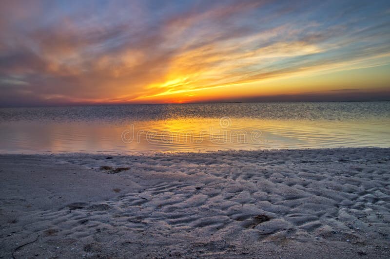 Bello Cielo Variopinto All'alba Del Sole Della Spiaggia Fotografia ...