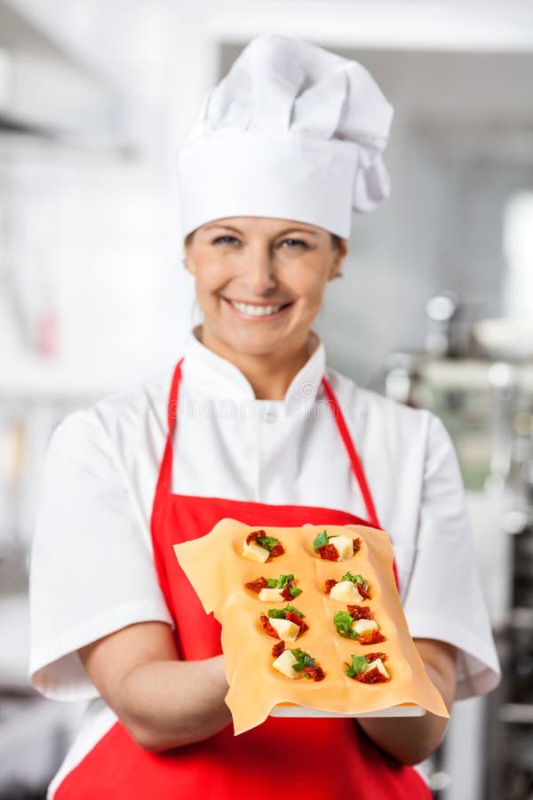 Bello Cuoco Unico Presenting Tray with Stuffed Pasta Fotografia Stock ...