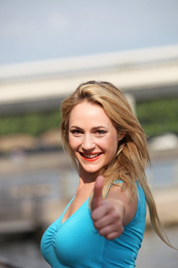 Bello Dare Busty Della Donna Pollici Su Fotografia Stock - Immagine di ...