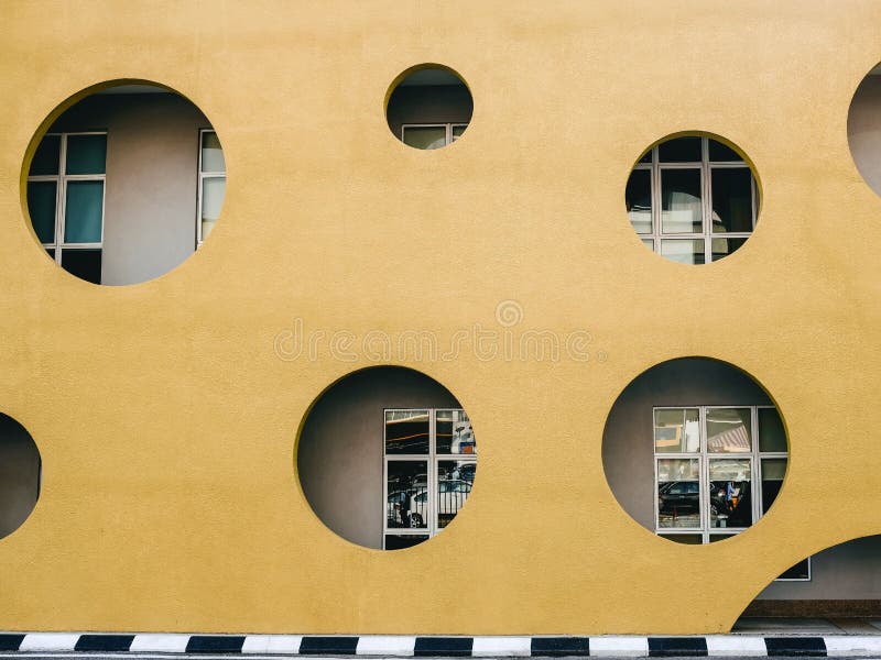 Bello Edificio Moderno Con Ventanas Redondas Y Exterior Amarillo Imagen ...