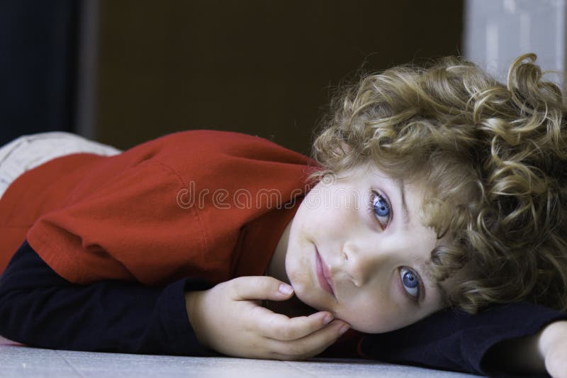 Bel ragazzo giovane immagine stock. Immagine di solitario - 31856361