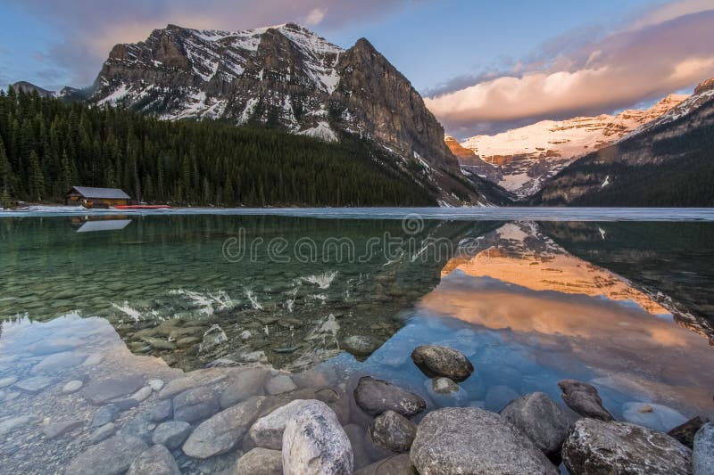Bello lago Louise Scenic fotografia stock. Immagine di canada - 35985922