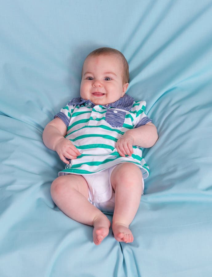 Bello neonato immagine stock. Immagine di sfondo, puericultura - 52677739