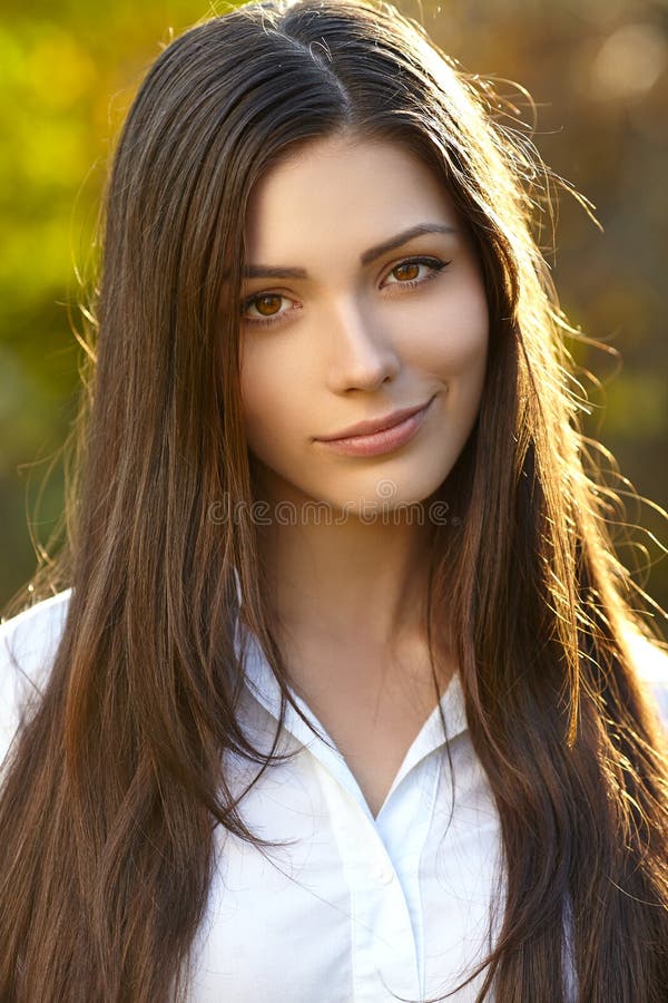 Ritratto Casuale Della Giovane Donna Di Stile Di Modo Immagine Stock ...