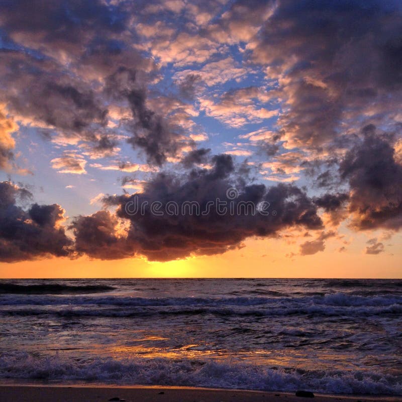 Tramonto Rosa Sul Mare E Sull'isola Nella Distanza Fotografia Stock ...