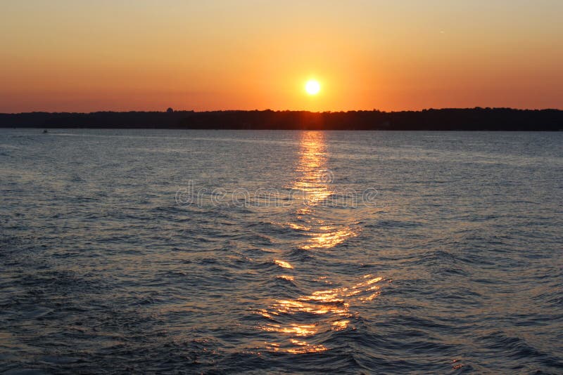 Bello tramonto sul lago immagine stock. Immagine di foresta - 33490685