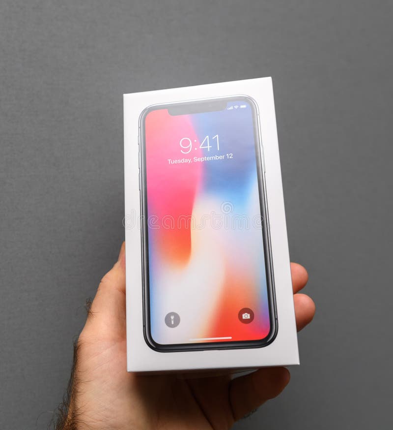 Bemannen Sie Das Halten Von Apple-iPhone X10 Gegen Grauen Hintergrund ...