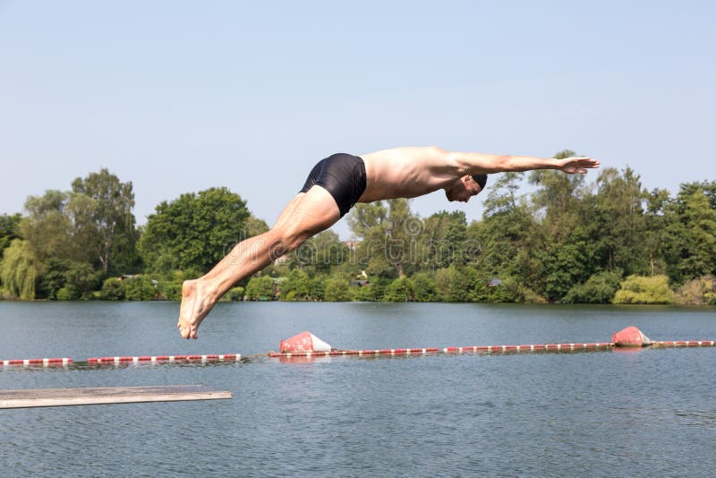 Bemannen Sie Das Springen Weg Vom Sprungbrett am Swimmingpool Stockbild ...