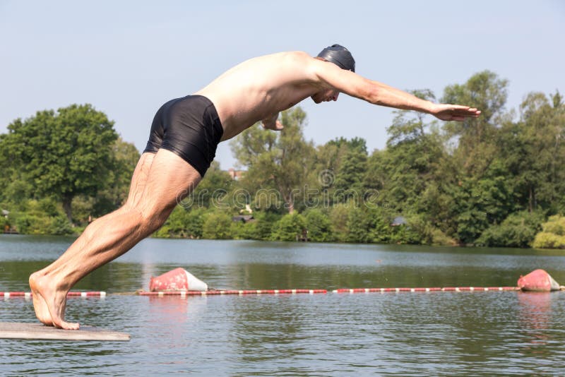 Bemannen Sie Das Springen Weg Vom Sprungbrett am Swimmingpool Stockbild ...