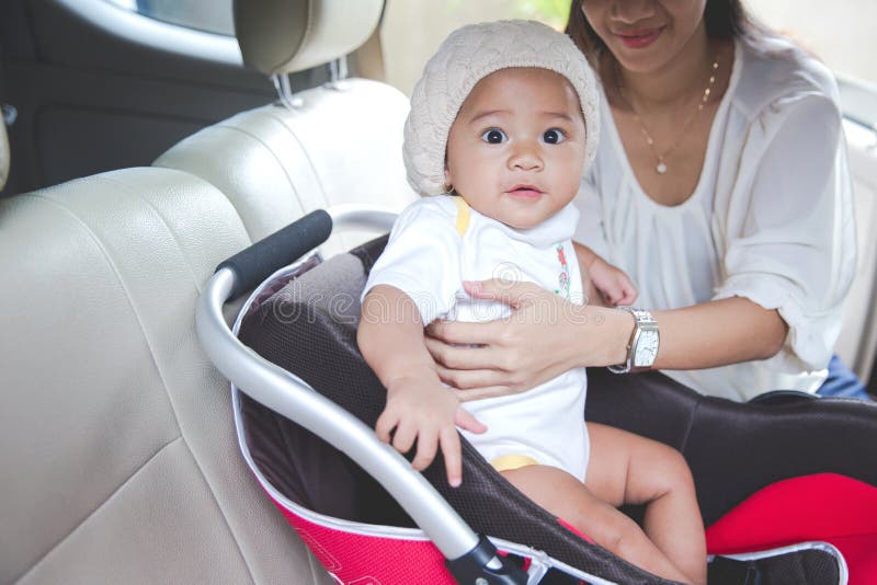 Bemuttern Sie Das Sichern Ihres Babys Im Autositz in Ihrem Auto ...