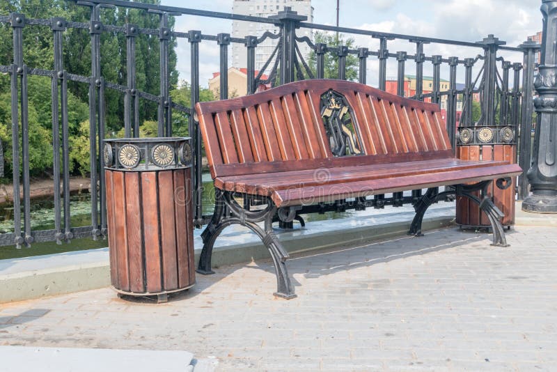 Bench Su High Bridge a Kaliningrad, Russia Immagine Stock Editoriale ...