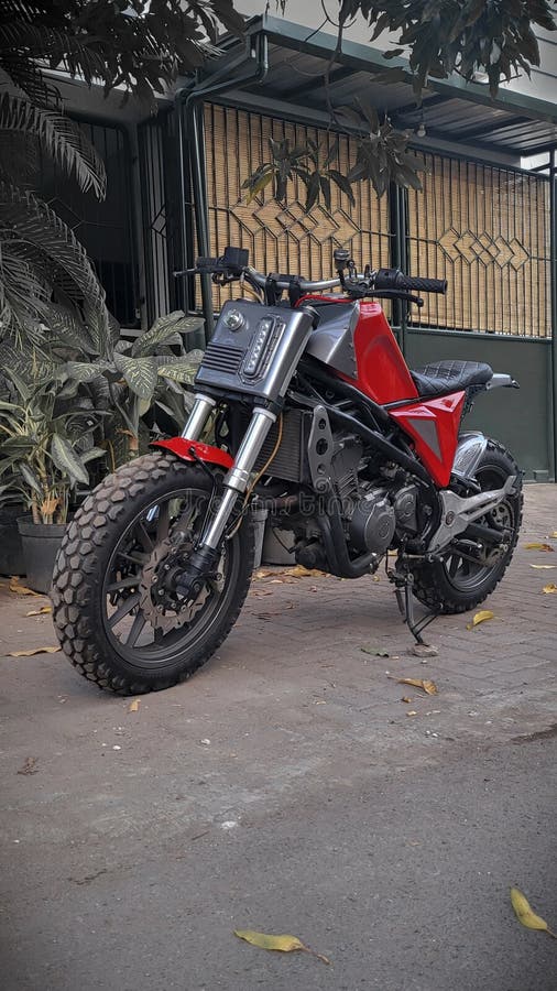 Benelli Tnt 300 Monstruo Tracker Foto editorial - Imagen de carrera ...