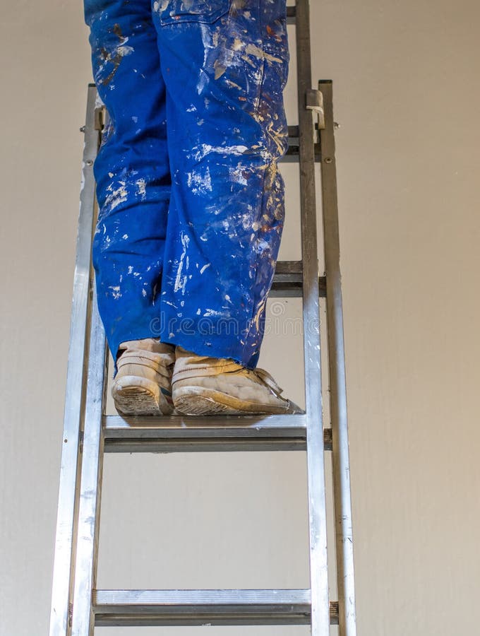 Legs Van Een Persoon Van De Onderkant Van Bureaus Voor Een Steenwand ...