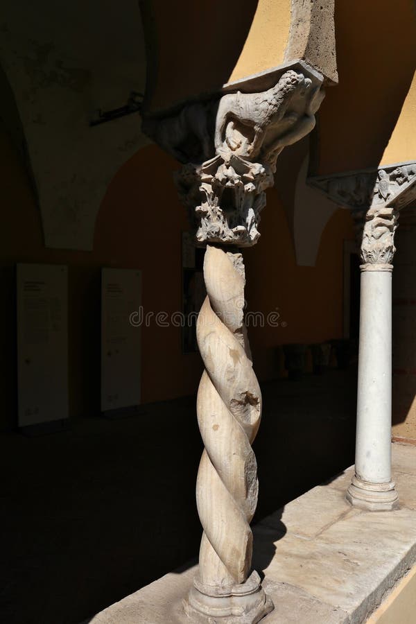 Benevento - Colonna Tortile Del Chiostro Di Santa Sofia Editorial Stock ...