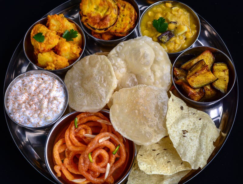 Thali Ou Repas Indiens Du Sud Qui Est Traditionnellement Servi Sur Une ...