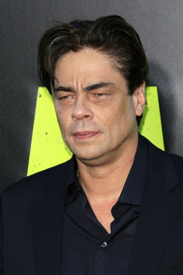Benicio Del Toro editorial photo. Image of arrives, savages - 25586521