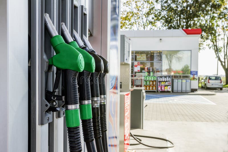Benzin Und Dieselverteiler an Der Tankstelle Stockfoto - Bild von ...