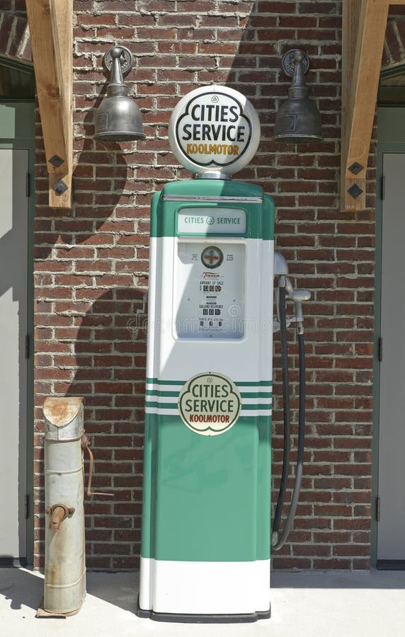 Antieke benzinepomp redactionele stock foto. Image of vervoer - 80987373