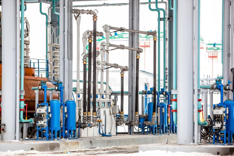 Benzinestation Bij De Fabriek Van De Olieraffinaderij Stock Foto ...