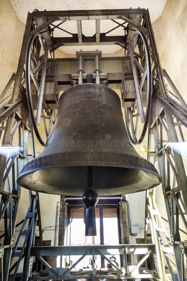 Berühmte Glocke Neues Pummerin Im Stephansdom Redaktionelles Bild ...