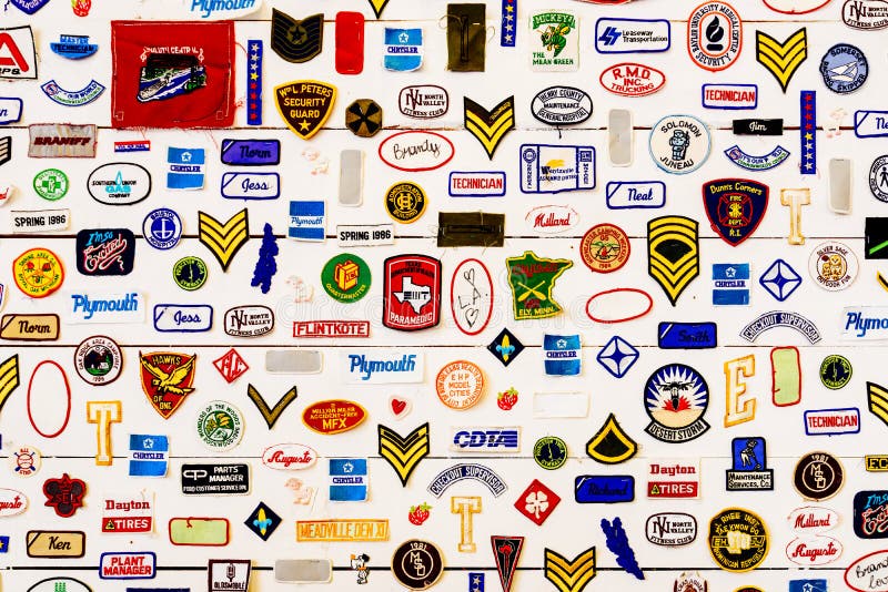 Berühmtes Marken-Zeichen Und Symbol-Sammlung Auf Einer Wand ...