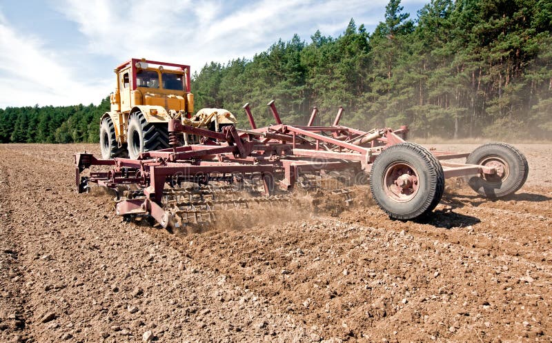 Bereiten Sie Ein Feld Für Das Pflanzen Vor Stockfoto - Bild von ...