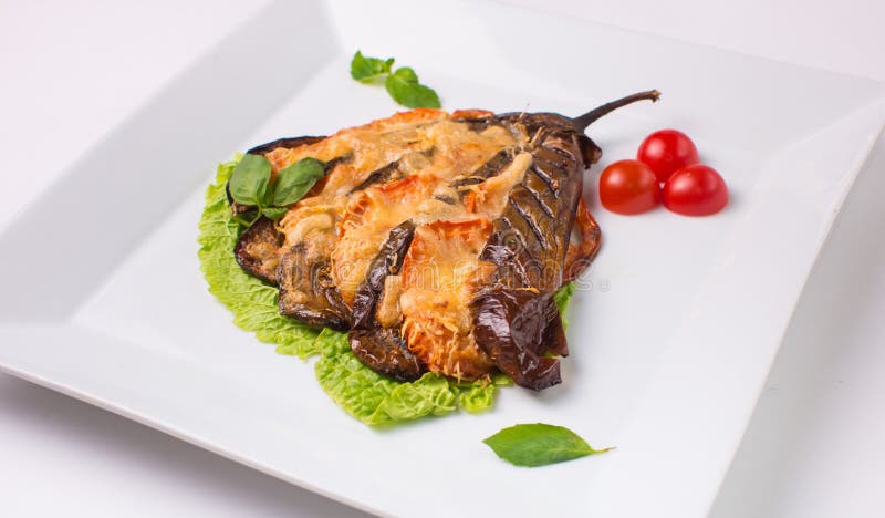 Berenjena Cocida Con Queso En El Fondo Blanco Foto de archivo - Imagen ...