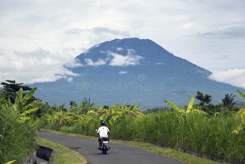 Berg Agung Von Ost-Bali-Landschaft Redaktionelles Stockfotografie ...