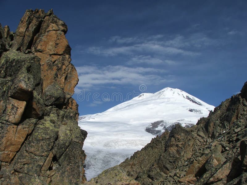 Berg Elbrus.5642m. stockfoto. Bild von hervorragend, himmel - 2032776