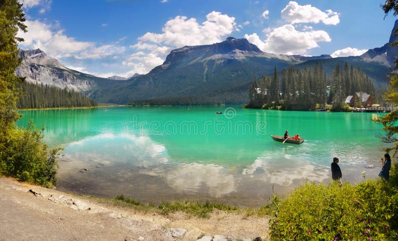 Berg Emerald Lake, Boot, Canada Redactionele Foto - Image of vreedzaam ...