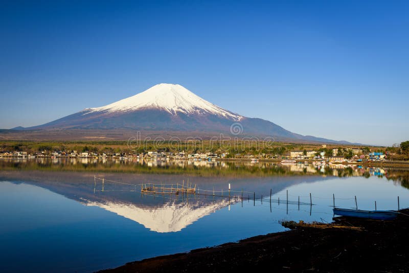 Fujisan Of Fuji-berg In Zonsopganglicht Bij Meer Yamanaka, Yamanashi ...
